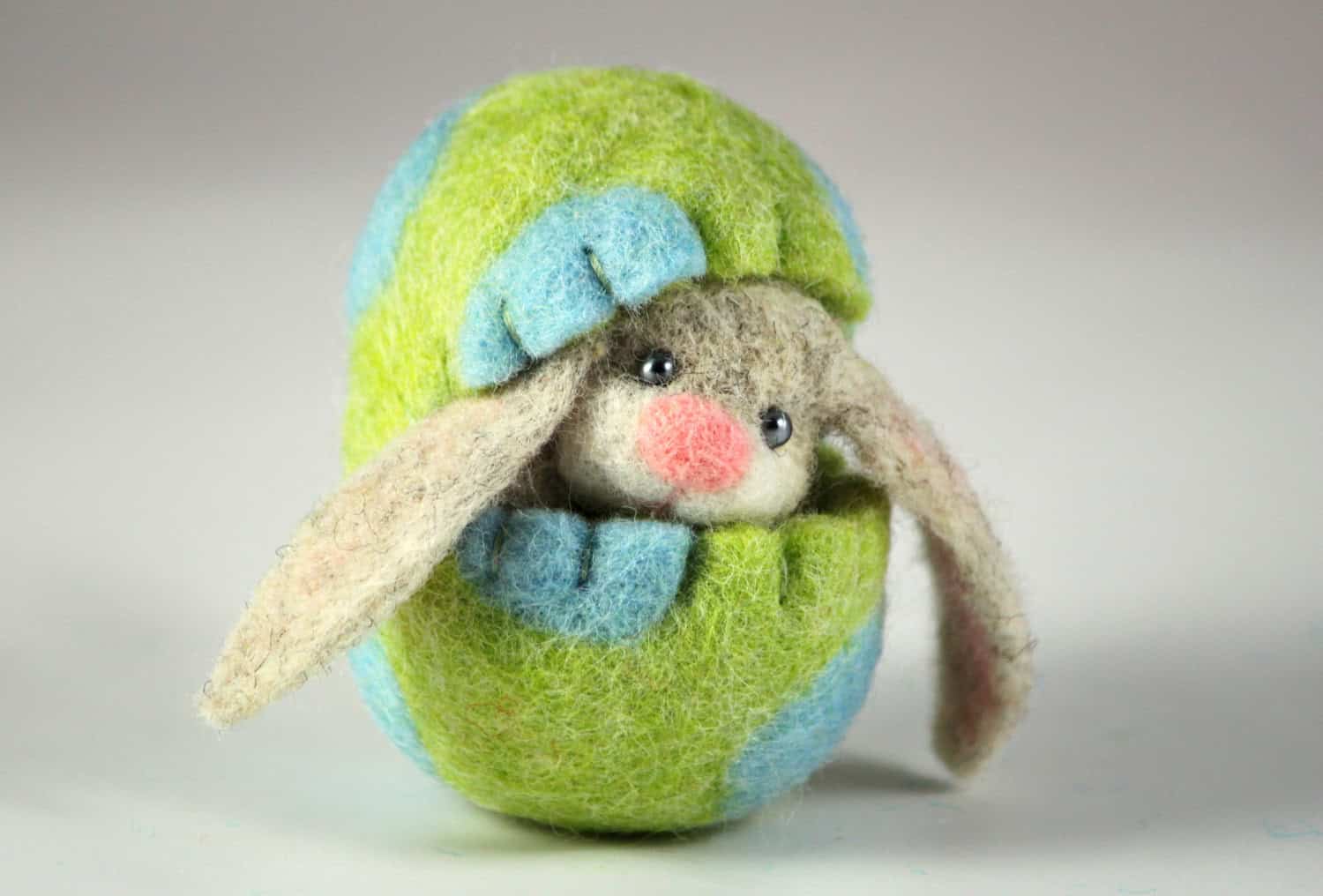 22 Adorable Needle Felted Easter Decorations