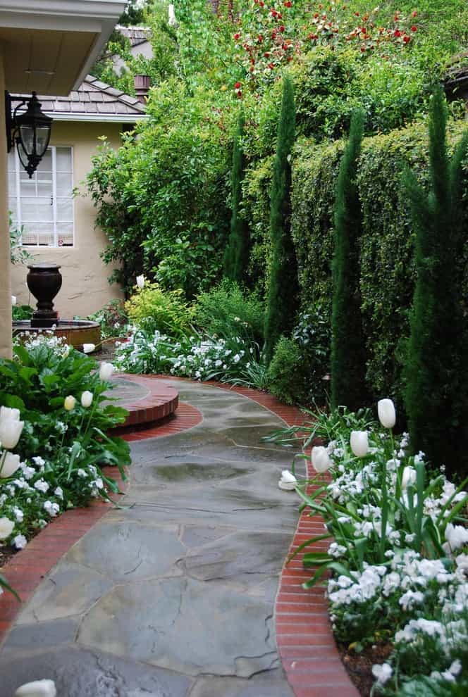 15 Sensational Traditional Landscape Designs For Your Garden