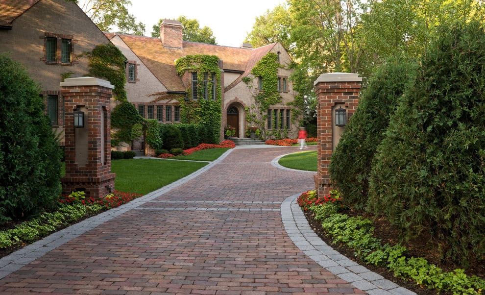 15 Sensational Traditional Landscape Designs For Your Garden