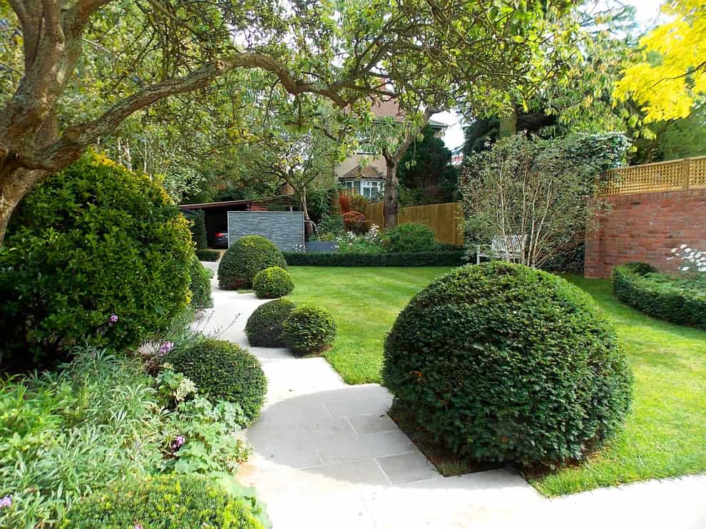 18 Impeccable Transitional Landscape Designs To Make The Best Use Of Spring
