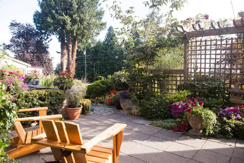 18 Impeccable Transitional Landscape Designs To Make The Best Use Of Spring