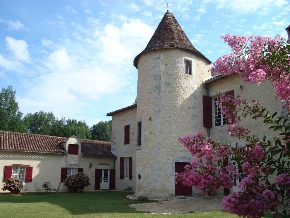 10 Amazingly Awesome Old Castles Around The World