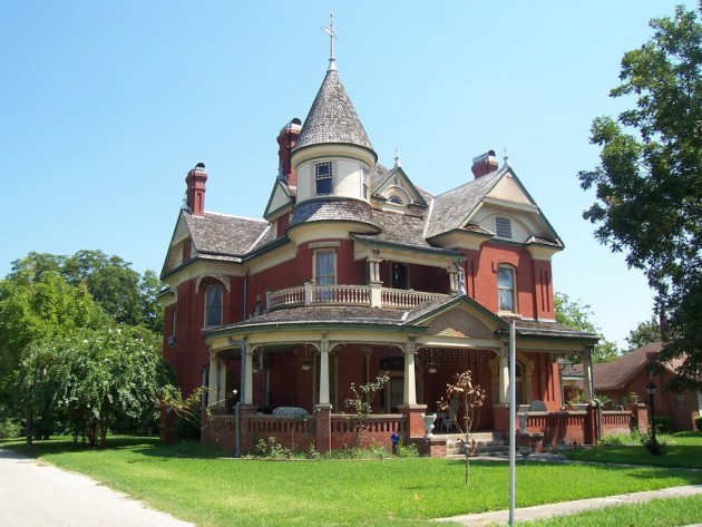 14 Extremely Impressive Victorian House Designs