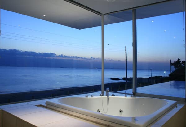 17 Fascinating Bathrooms With Astonishing Views
