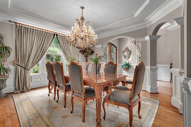 16 Luxury Traditional Dining Rooms That Will Turn Your Home Into A Palace