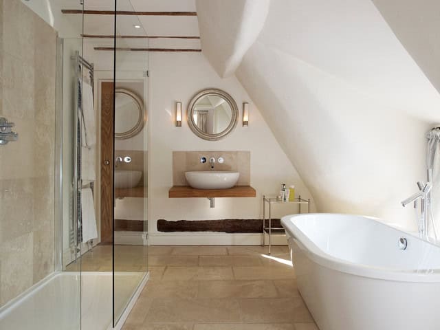 17 Divine Attic Bathrooms With Exposed Beams