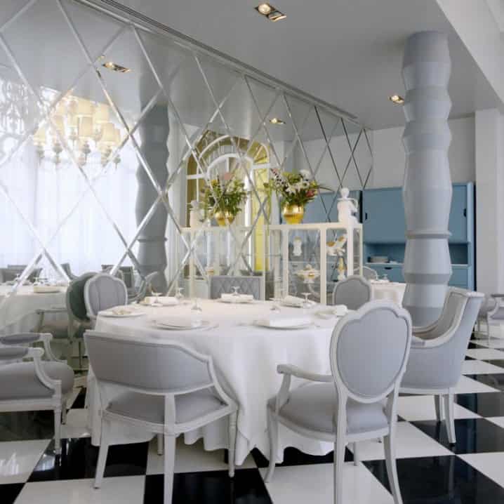 17 Marvelous Interior Designs With Dramatic Mirrors