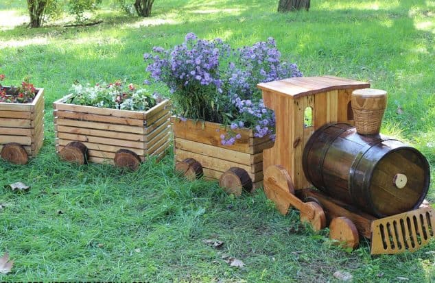 23 Extremely Interesting DIY Garden Decorations That Anyone Can Do