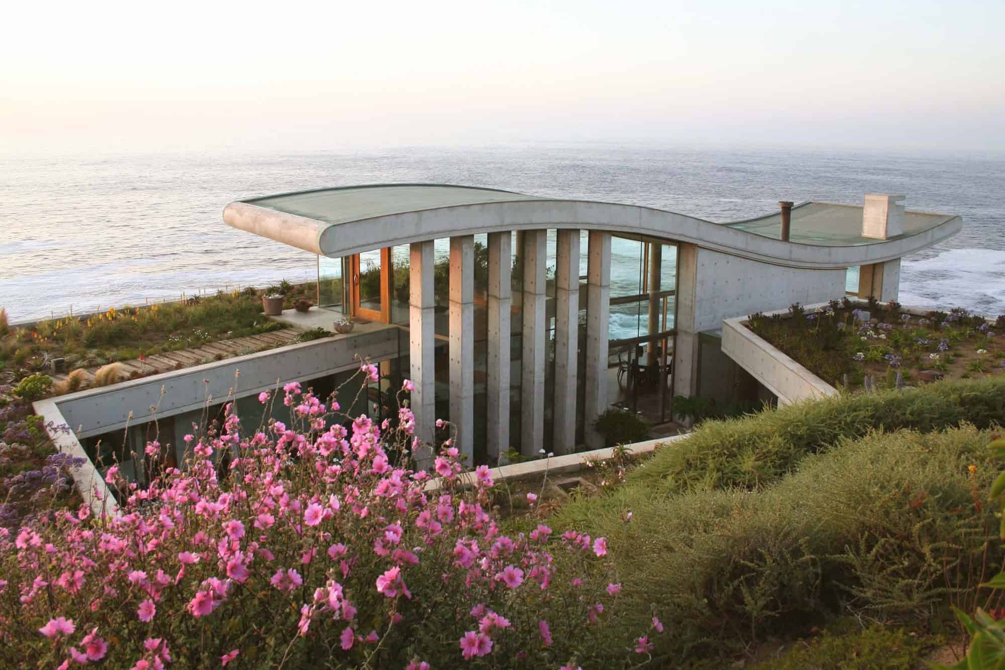 A Beachfront House by Raimundo Anguita in Chile