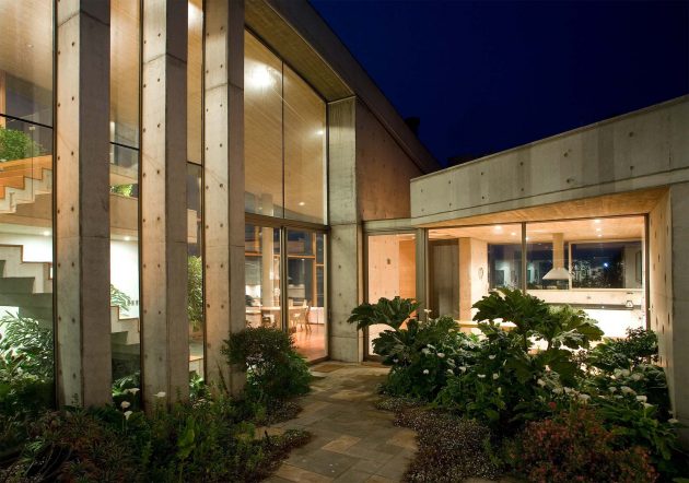 A Beachfront House by Raimundo Anguita in Chile