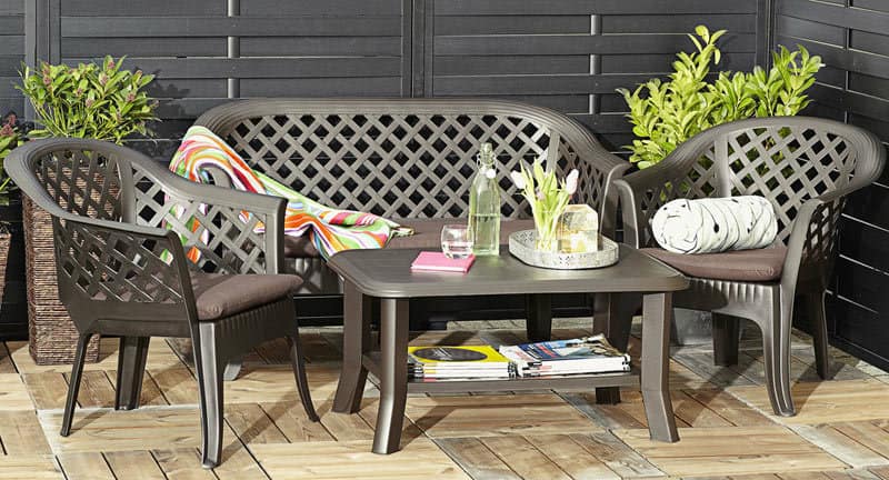 Beautiful Plastic Seating Set Designs For Better Outdoor Stay