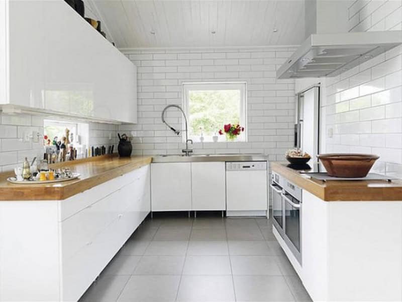 20 Irresistible White Kitchen Designs With Use Of Wood For Elegant Look
