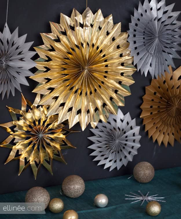 15 Amazingly Simple Decorations You Can DIY With Leftover Wrapping Paper