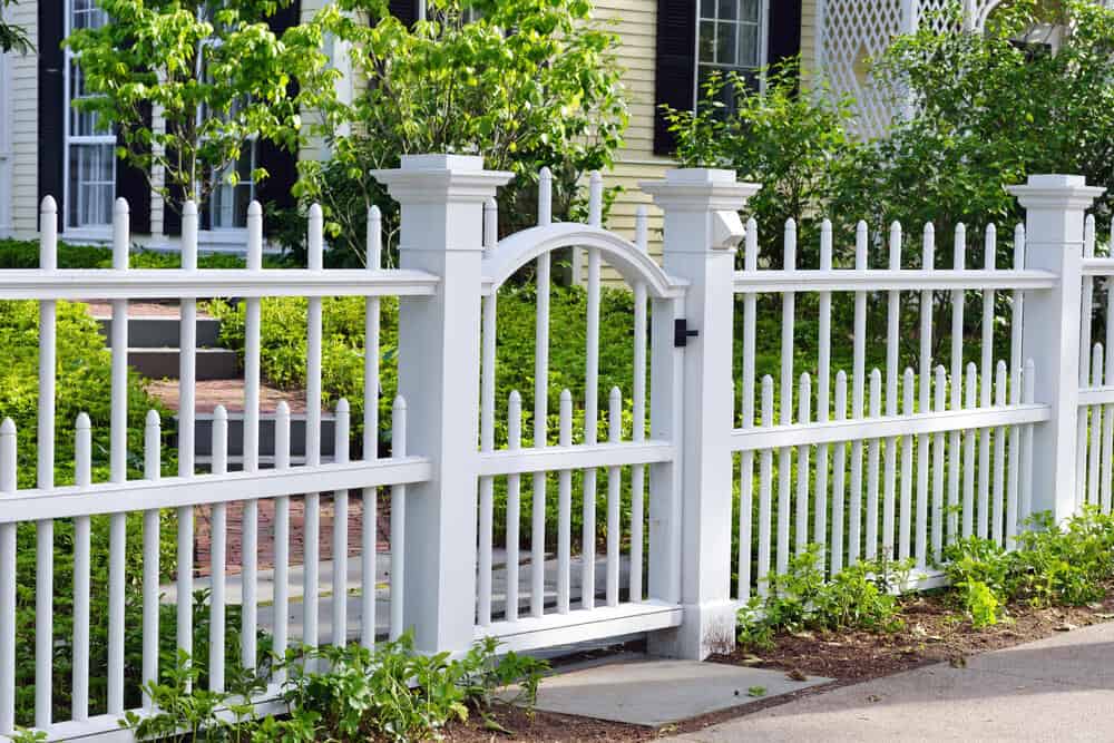 16 Inspirational Fence Ideas That Are Simple Yet Beautiful