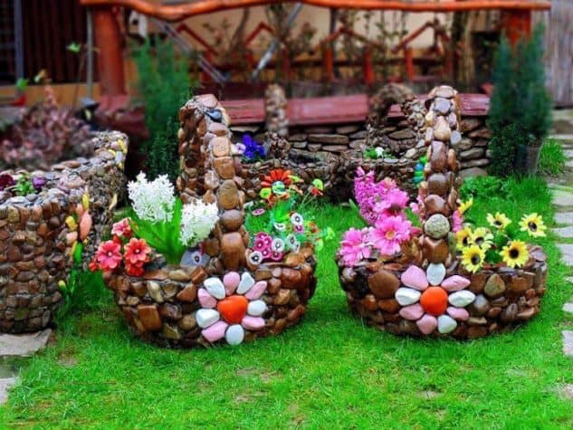 19 Impressive Stone Garden Decorations That Everyone Can Make
