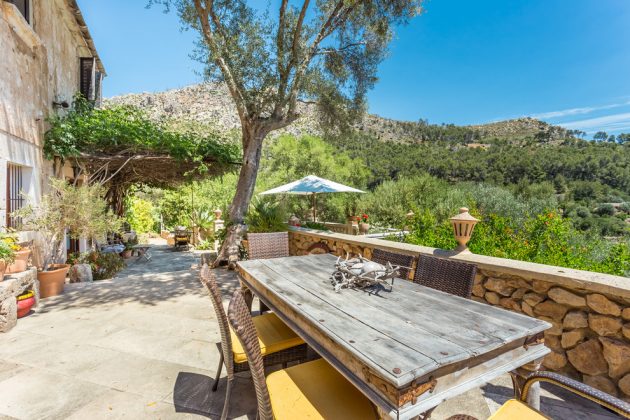 18 Stunning Mediterranean Balcony Designs You'll Want To Experience