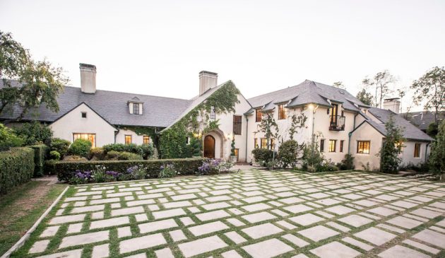 17 Gorgeous Traditional Home Exterior Designs You Will Find Inspiration In