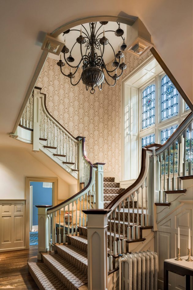 18 Elegant Traditional Staircase Designs That Will Take Your Breath Away
