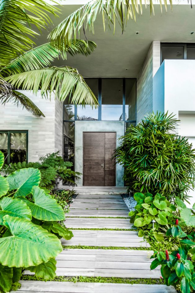 15 Splendid Tropical Entrance Designs That Will Take Your Breath Away