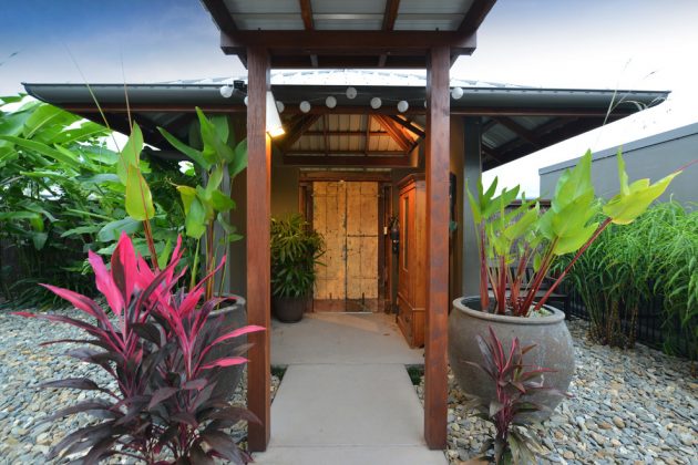15 Splendid Tropical Entrance Designs That Will Take Your Breath Away