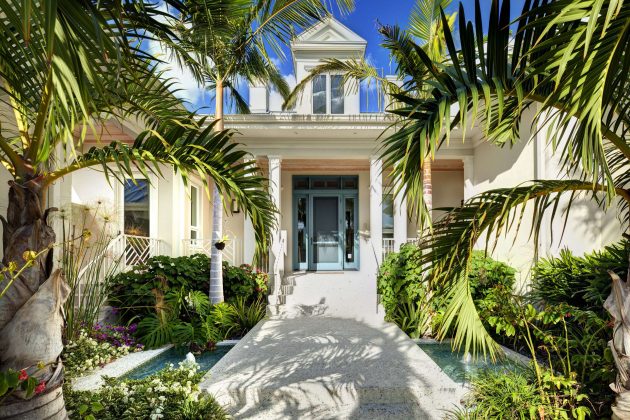 15 Splendid Tropical Entrance Designs That Will Take Your Breath Away
