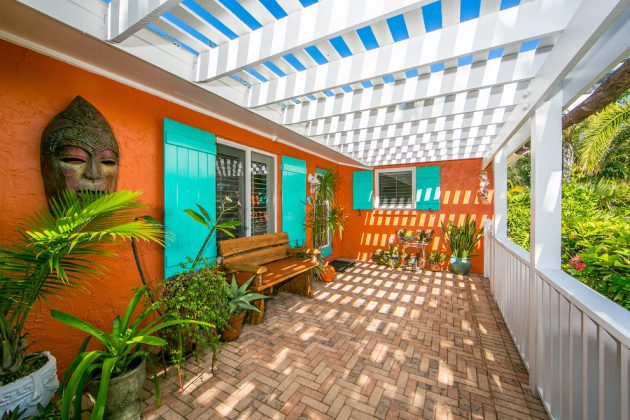 15 Splendid Tropical Entrance Designs That Will Take Your Breath Away