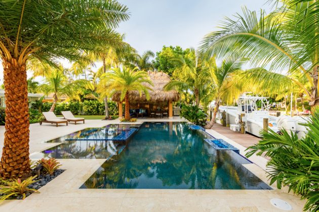 20 Mesmerizing Tropical Swimming Pool Designs That Will Take Your ...