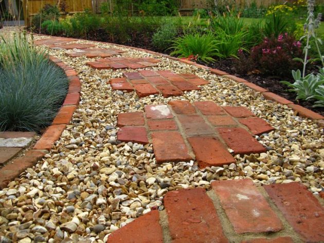 15 Creative DIY Stone Path Designs That Everyone Can Do