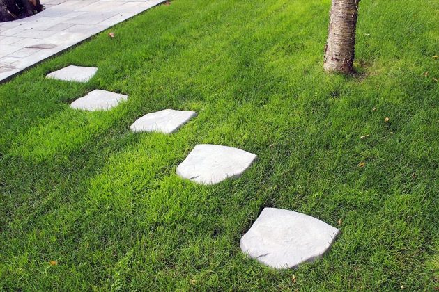 15 Creative DIY Stone Path Designs That Everyone Can Do