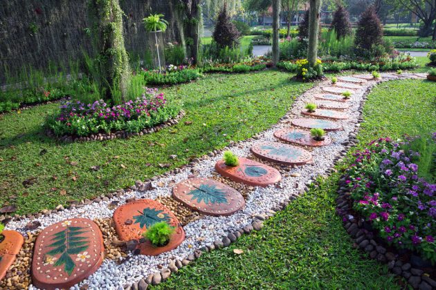 15 Creative DIY Stone Path Designs That Everyone Can Do