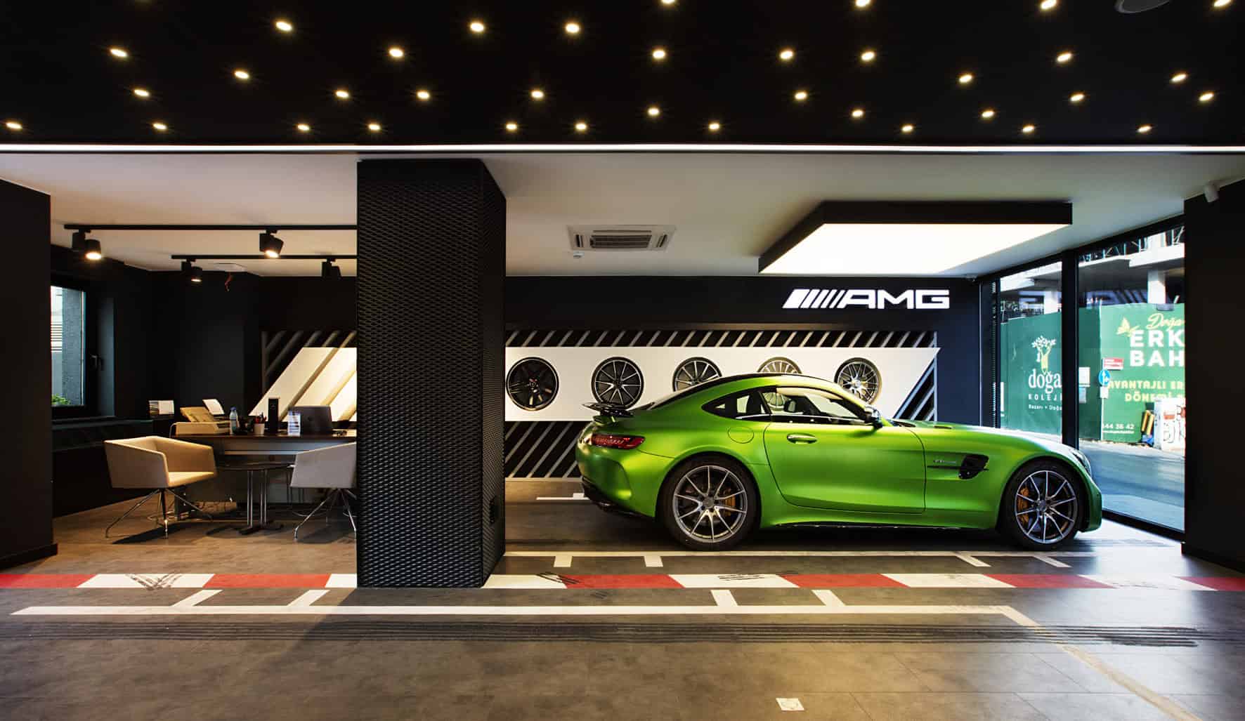 A Strong Presentation of Space: Mercedes Benz AMG Digital Showroom