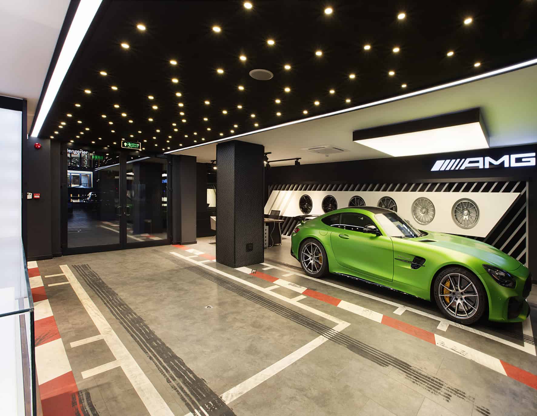 A Strong Presentation of Space: Mercedes Benz AMG Digital Showroom