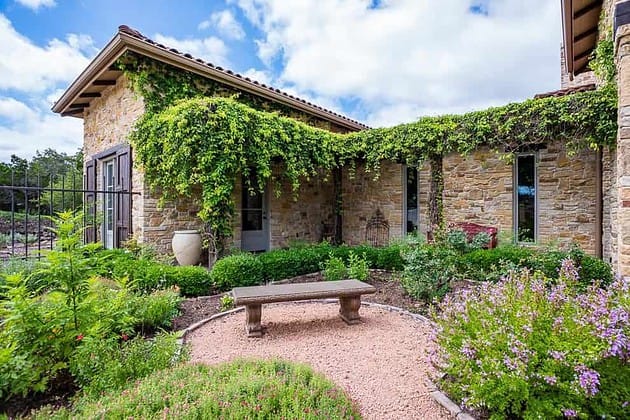 18 Breathtaking Farmhouse Landscape Designs You'll Wish To Have In Your ...