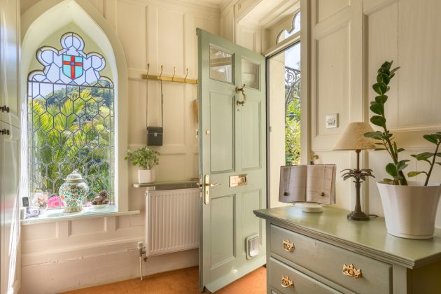 16 Warm & Welcoming Victorian Entry Hall Interiors You Must See