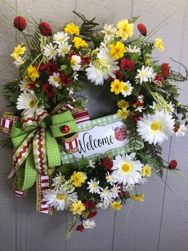 15 Refreshing Handmade Floral Summer Wreath Designs You've Gotta Hang
