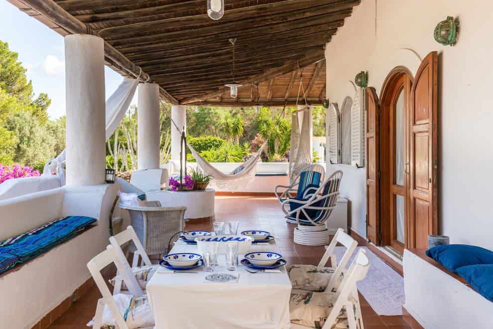 17 Posh Mediterranean Porch Designs That Abound With Elegance