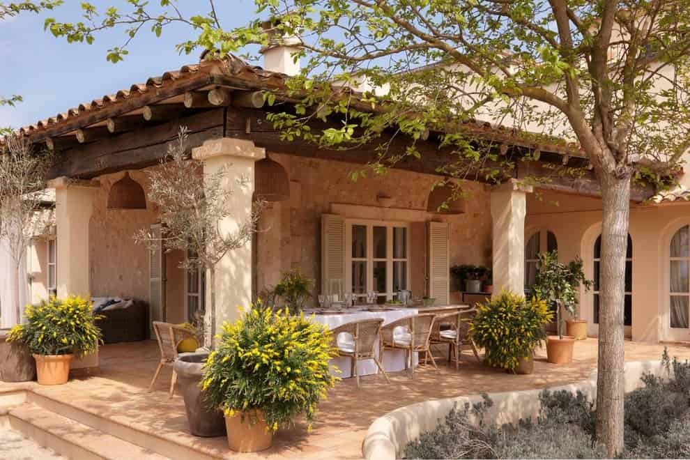 17 Posh Mediterranean Porch Designs That Abound With Elegance