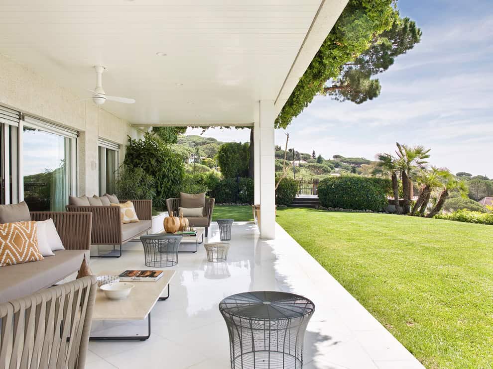 17 Posh Mediterranean Porch Designs That Abound With Elegance