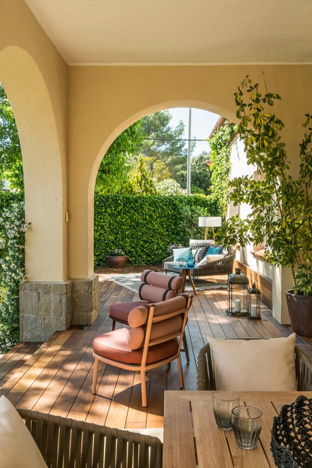 17 Splendid Mediterranean Deck Designs For Pure Enjoyment