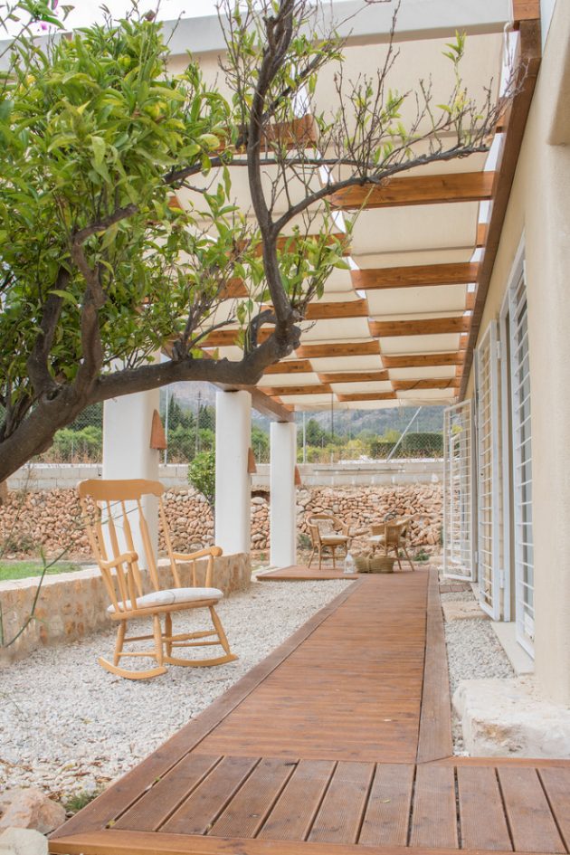 17 Splendid Mediterranean Deck Designs For Pure Enjoyment