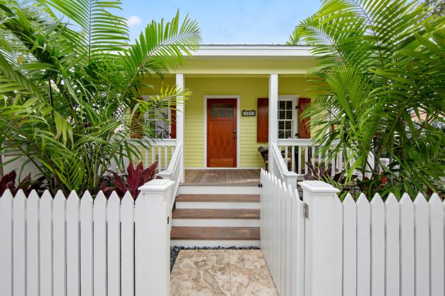 16 Amazing Tropical Entry Way Designs That Simply Invite You Over