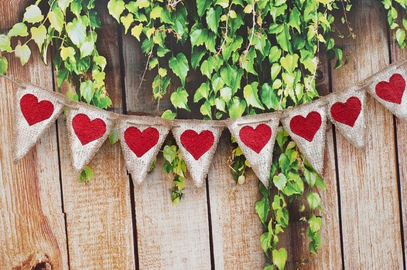 15 Sweet Valentine's Day Banner & Garland Ideas To Surprise Your Sweetheart