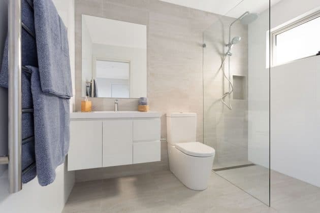 18 Epic Modern Bathroom Designs That Are All About Cleanliness