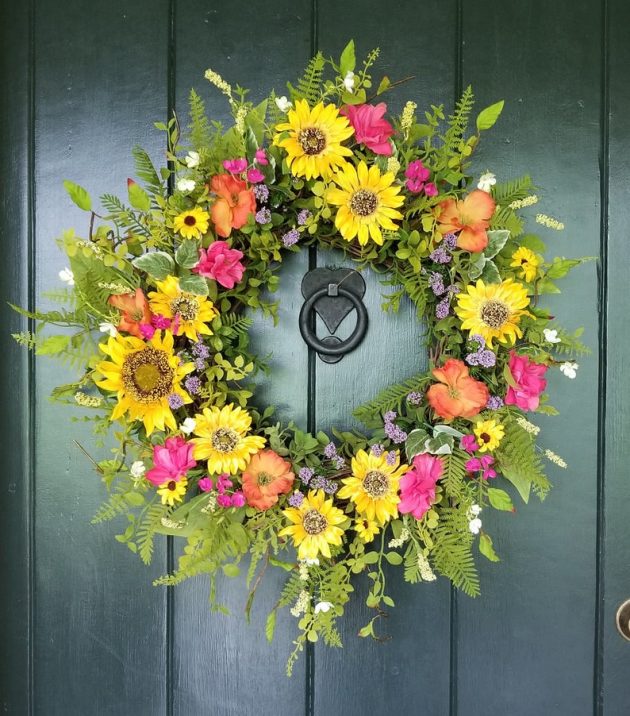 17 Vibrant Summer Wreath Designs That Will Jazz Up Your Front Door