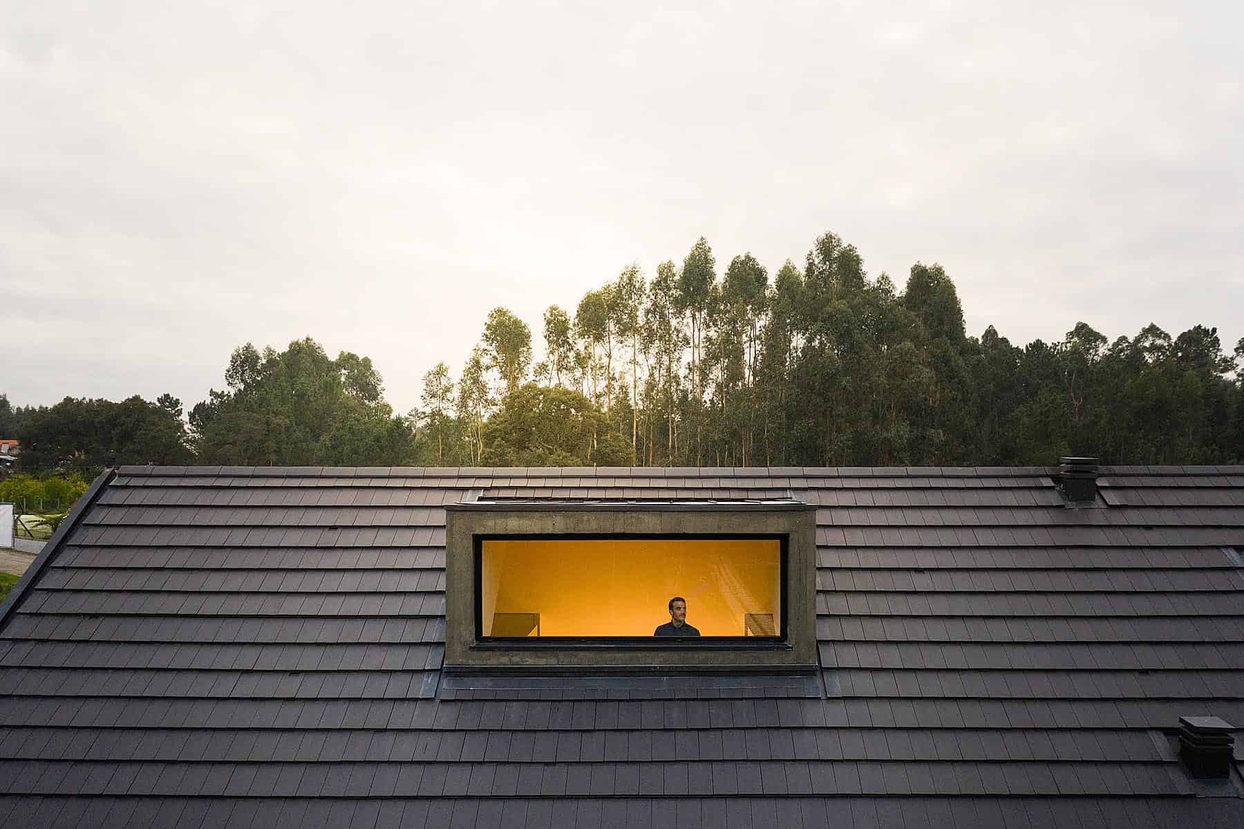 Opening the timber screens reveals a concrete House CG in Portugal