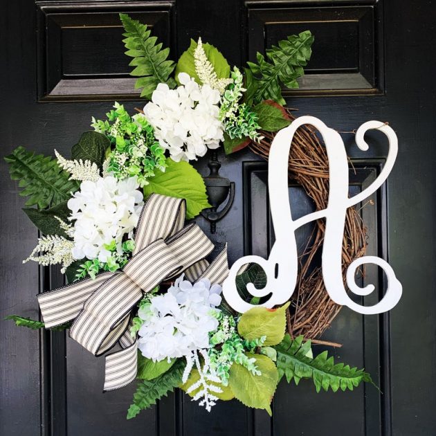16 Beautiful Floral Wreath Designs That Will Refresh Your Front Door