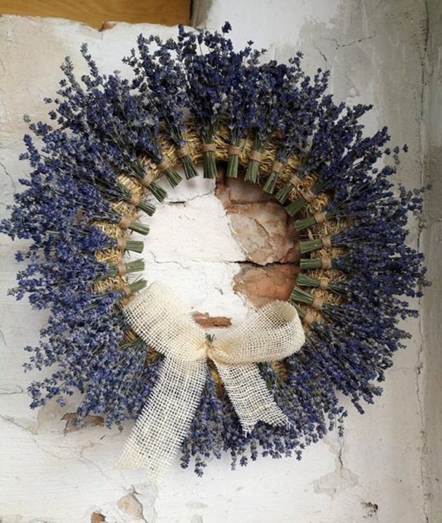 16 Beautiful Floral Wreath Designs That Will Refresh Your Front Door