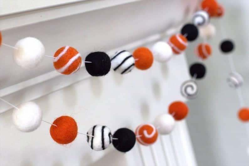 17 Beautiful Fall Garland Designs For Subtle Decor