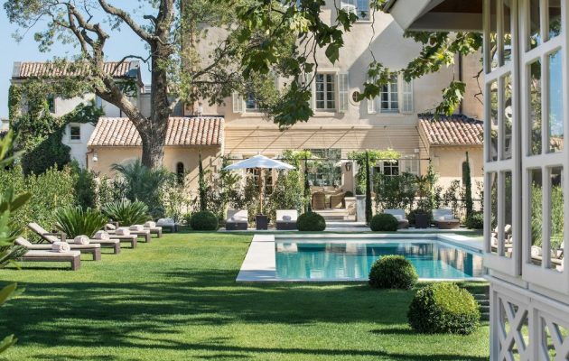 18 Spectacular Shabby-Chic Swimming Pool Designs You Will Love