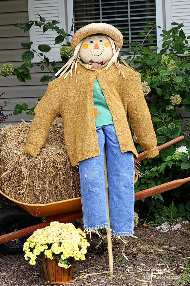 16 Adorably Cute DIY Scarecrow Decoration Ideas For Fall